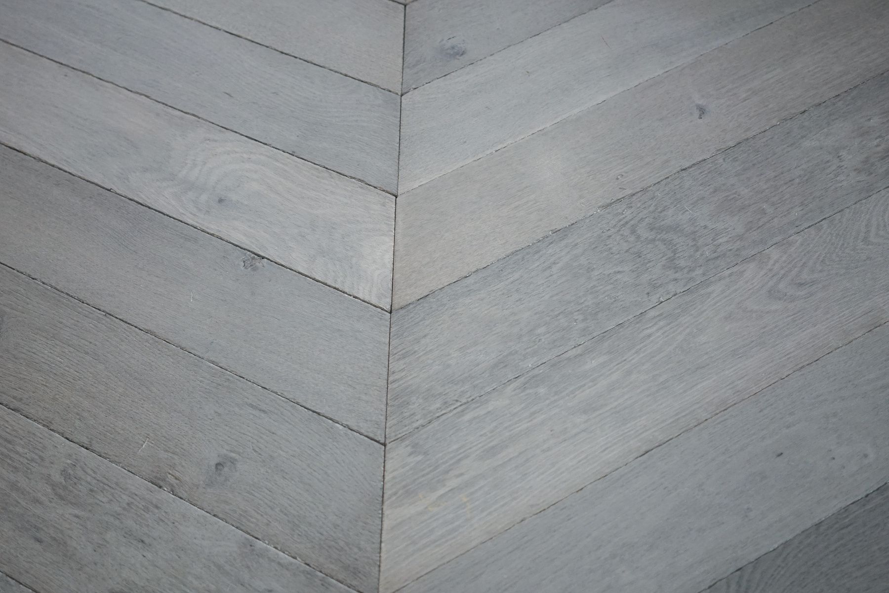 Graues Französisches Fischgrät in zwei Varianten